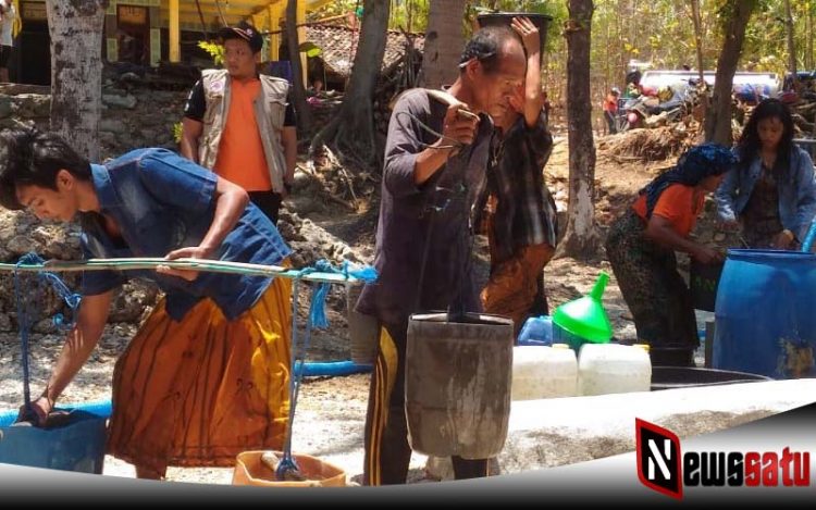Dilanda Kekeringan, Warga Talango Sumenep Antri Air Bersih